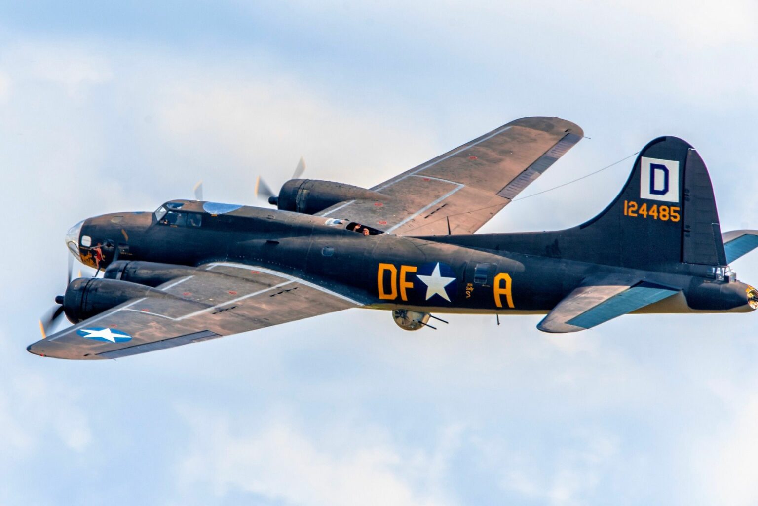 WWII ghost B-17 Landed with no-one on board - Jets ’n’ Props