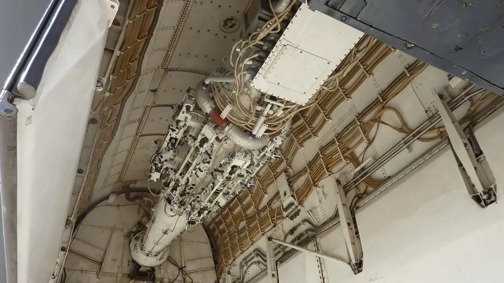 The B-1 "Bone": An Engineering Masterpiece - Jets ’n’ Props