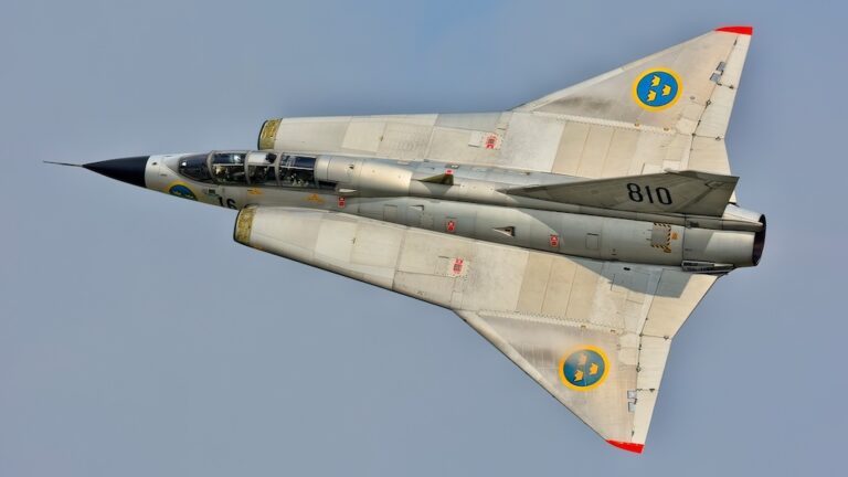 Saab J 35 Draken: Dragon of the Skies - Jets ’n’ Props