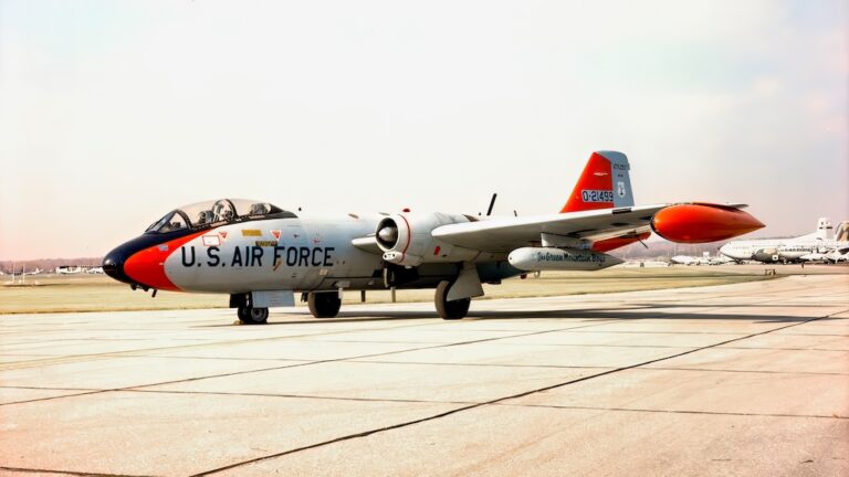 English Electric Canberra: First Generation Jet Bomber - Jets ’n’ Props