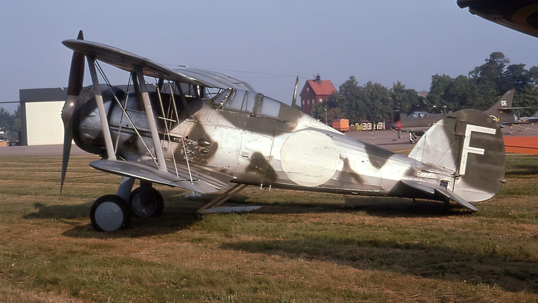The Gloster Gladiator: A Brave Biplane in a Monoplane Era - Jets ’n’ Props